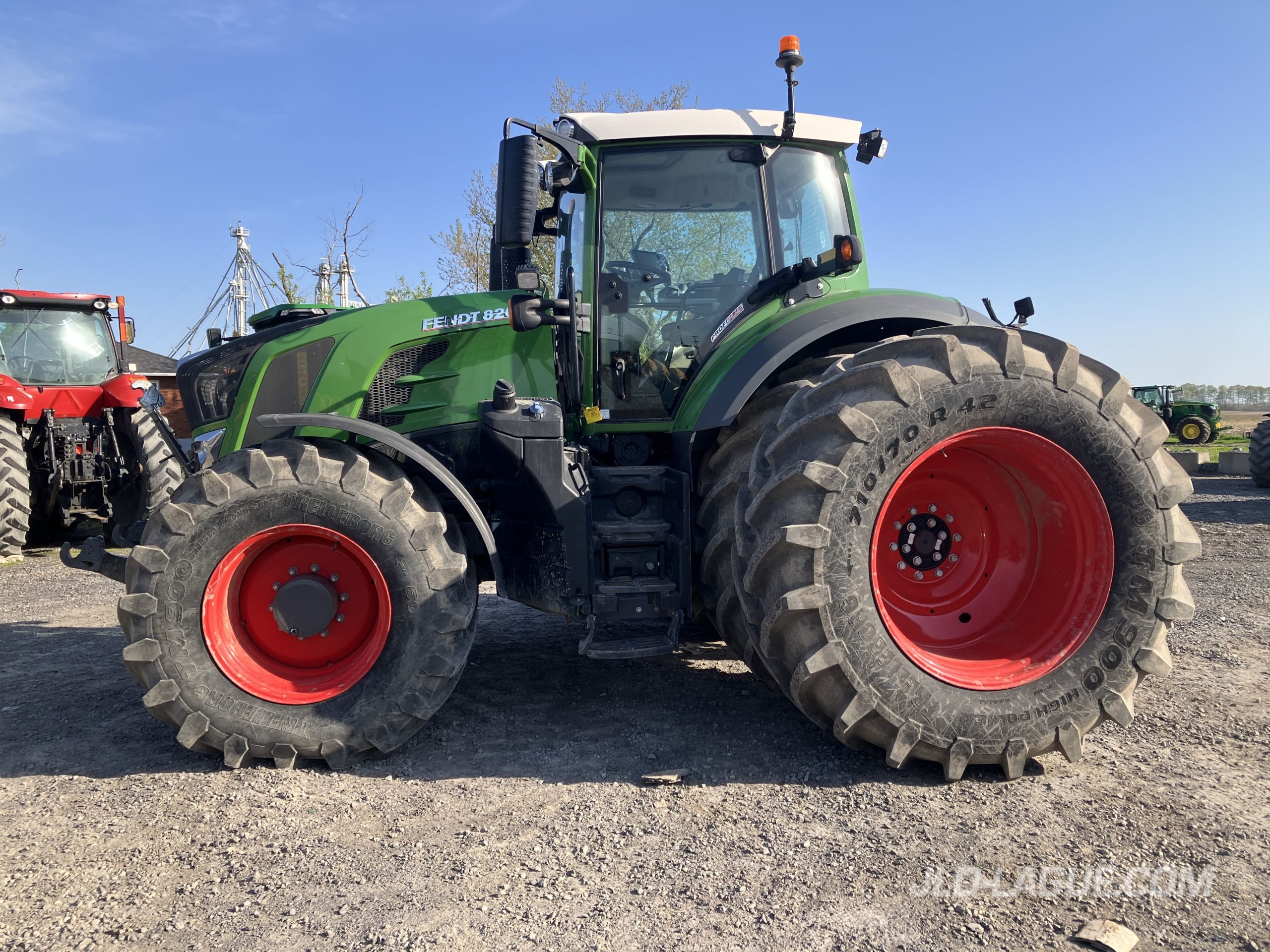 FENDT 826 CVT 4X4 CAB 50KM SUSP. + 3PTS & PTO - Fendt - JLD-Laguë 381934A1