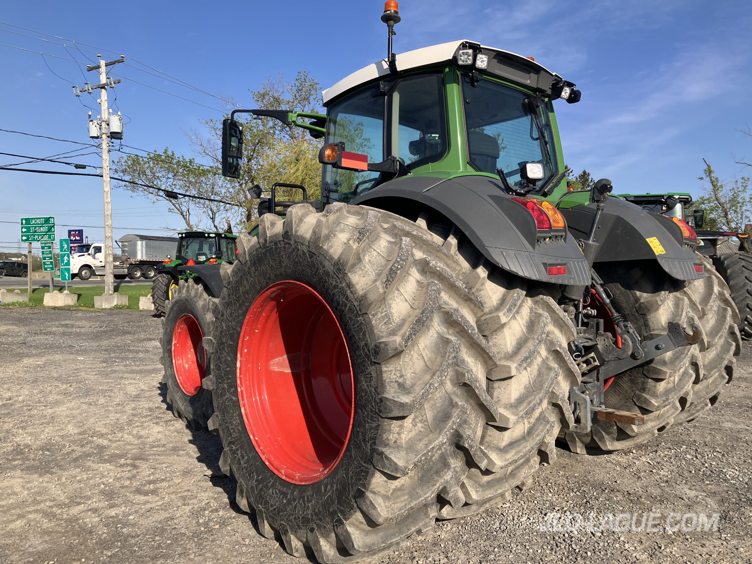 FENDT 826 CVT 4X4 CAB 50KM SUSP. + 3PTS & PTO - Fendt - JLD-Laguë 381934A1