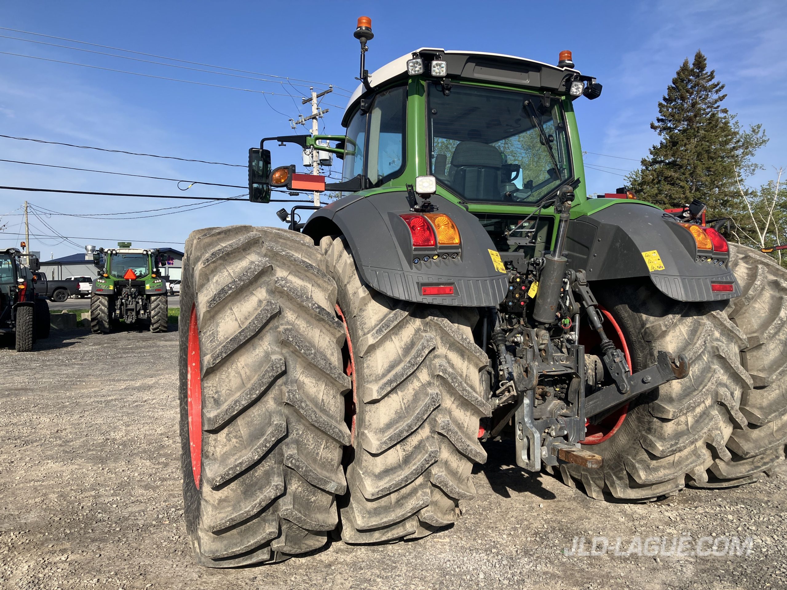 FENDT 826 CVT 4X4 CAB 50KM SUSP. + 3PTS & PTO - Fendt - JLD-Laguë 381934A1