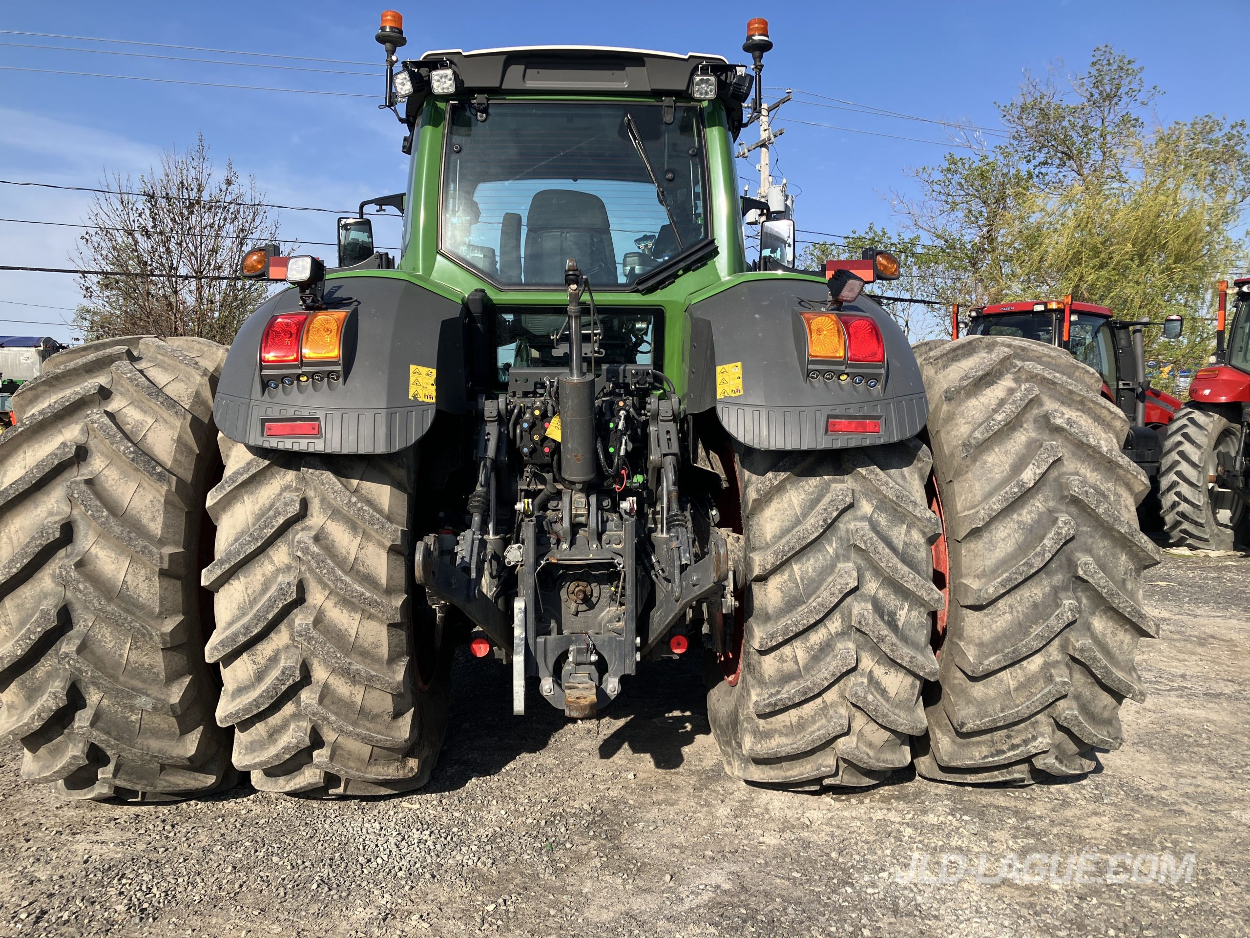 FENDT 826 CVT 4X4 CAB 50KM SUSP. + 3PTS & PTO - Fendt - JLD-Laguë 381934A1
