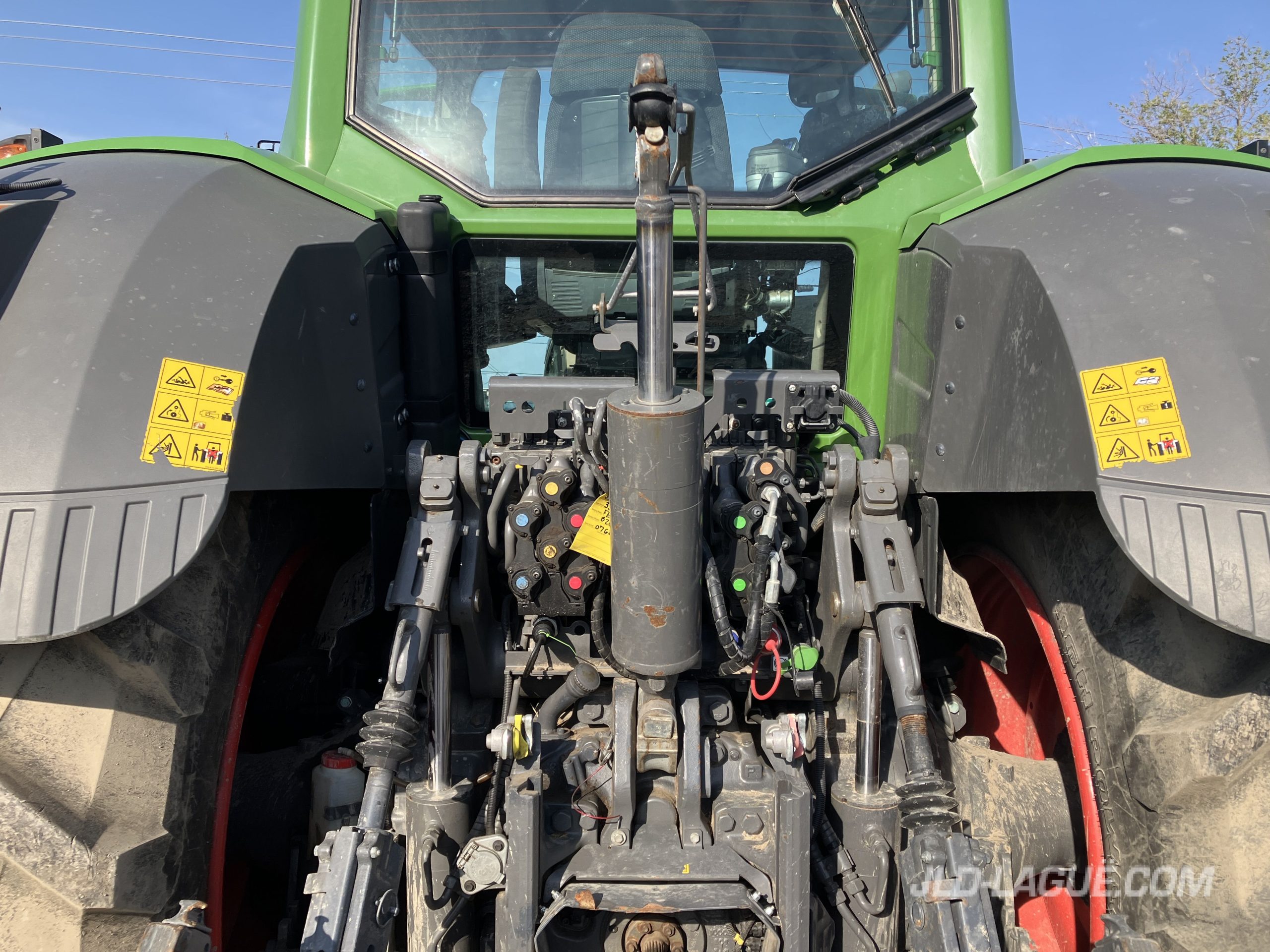 FENDT 826 CVT 4X4 CAB 50KM SUSP. + 3PTS & PTO - Fendt - JLD-Laguë 381934A1