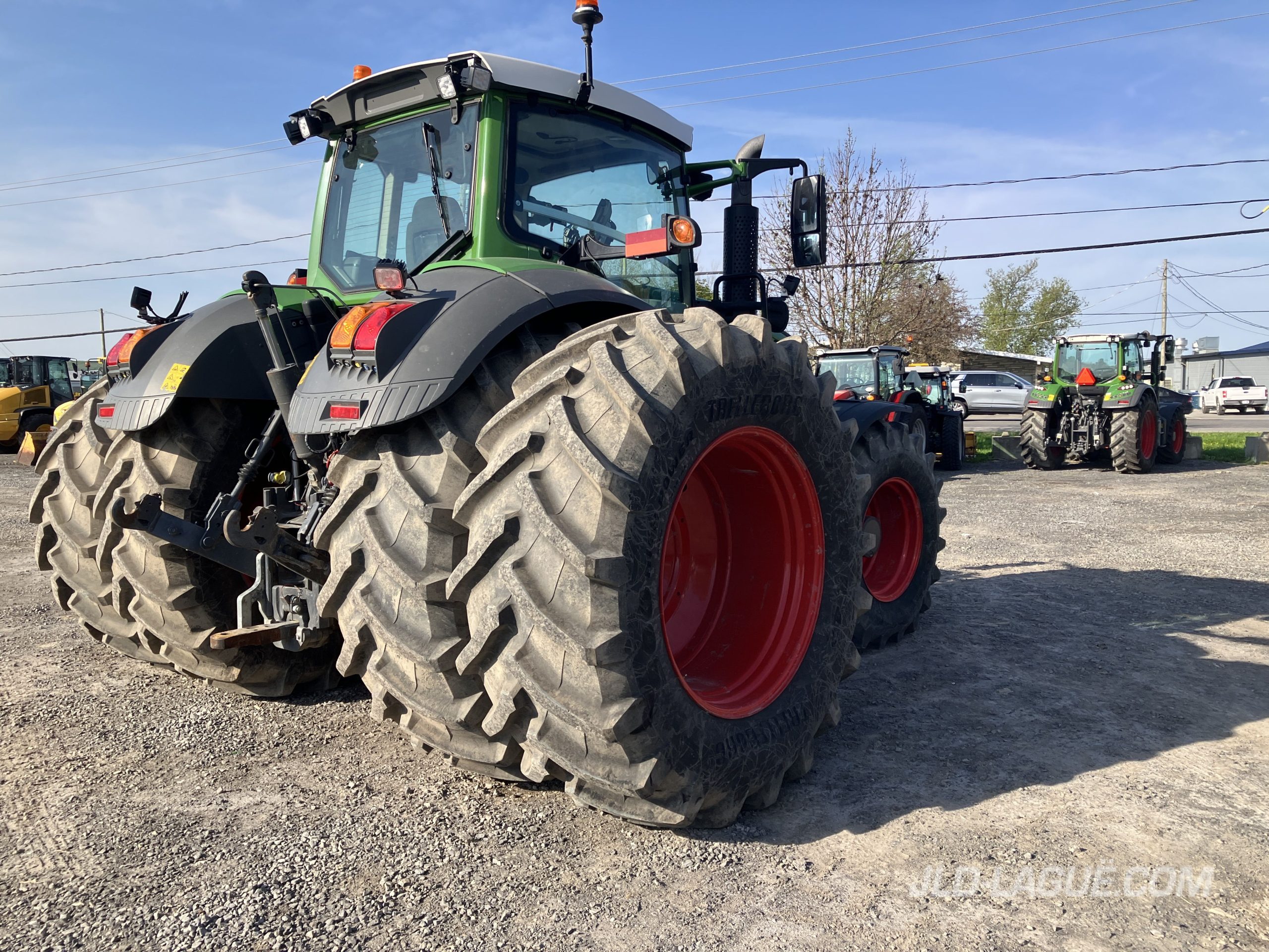 FENDT 826 CVT 4X4 CAB 50KM SUSP. + 3PTS & PTO - Fendt - JLD-Laguë 381934A1